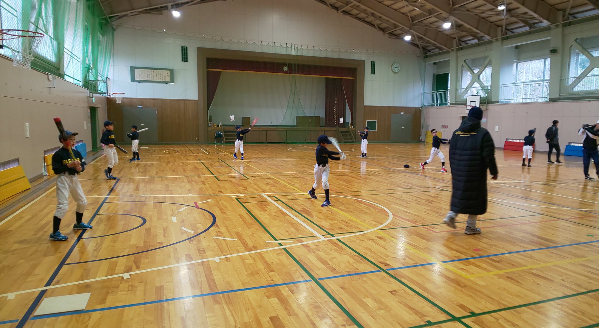 長坂台クラブ金沢市 On Twitter 真冬がスベったせいか、いてつく寒さに🥶 そんな中、善意で小学校の先生が練習の手伝いに来てくれています。 心なしか子供達も嬉しそう☺️ たくさん