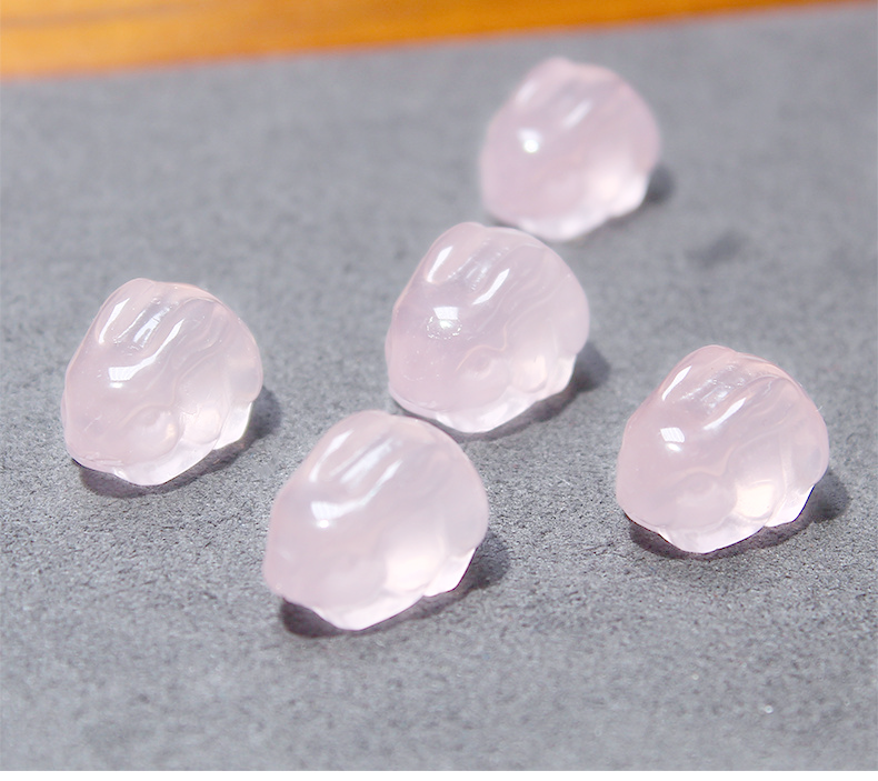 실버의 기묘한 상점 on Twitter: "RT @SySliver: 원석 토끼_로즈쿼츠 * 토끼 모양으로 조각한 천연석 로즈쿼츠입니다. * 팬던트 혹은 그대로 보관하거나 ...