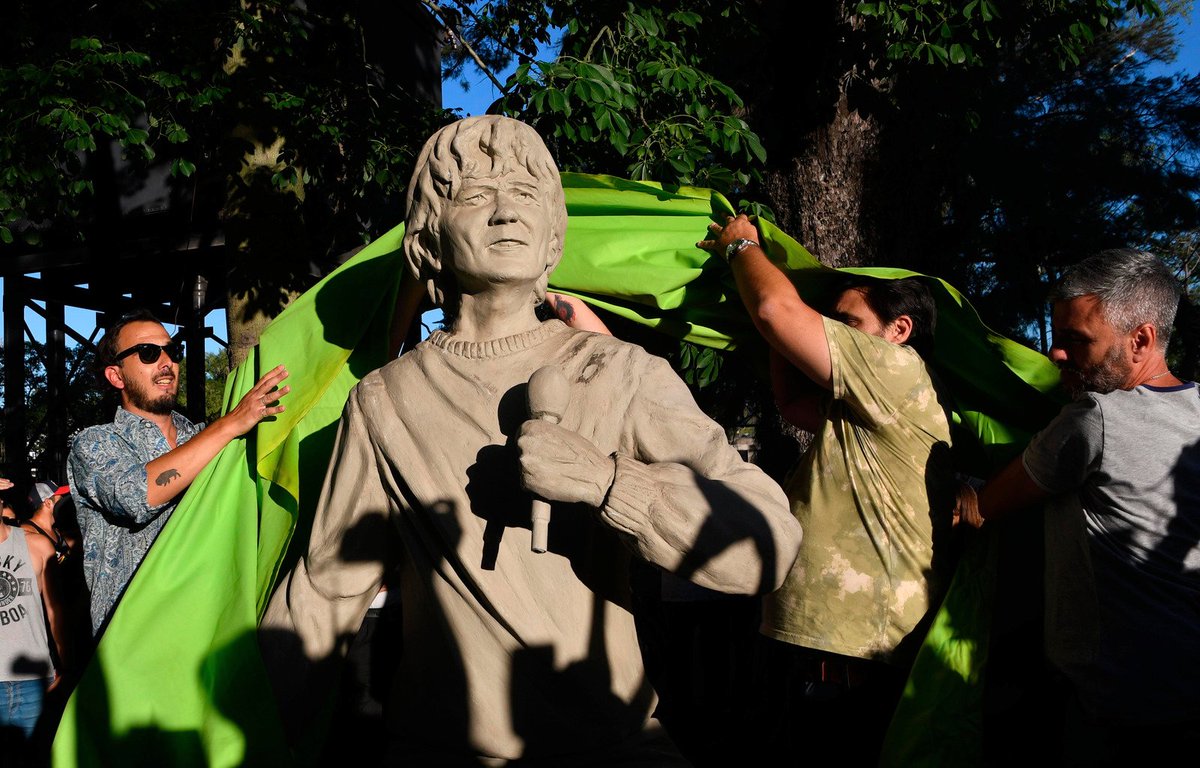 En el día de su cumpleaños, inauguraron una escultura de Sokol en su ...