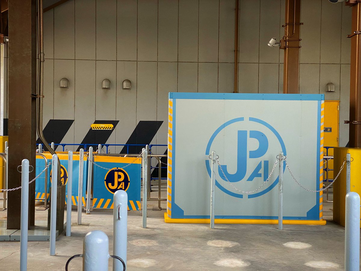 USJ情報局 L.C.A.STUDIOS on Twitter: "RT @LCASTUDIOS_USJ: 新ロッカーですが、昨日まで無地だった裏面に、矢印の模様が加えられてました てかこの ...