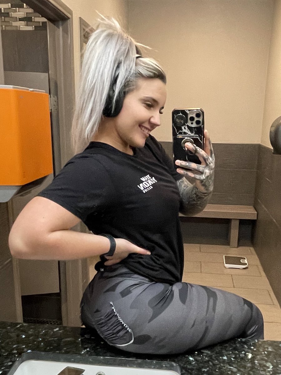 The Cummins Cowgirl on Twitter: "Mid leg day gym session selfie"