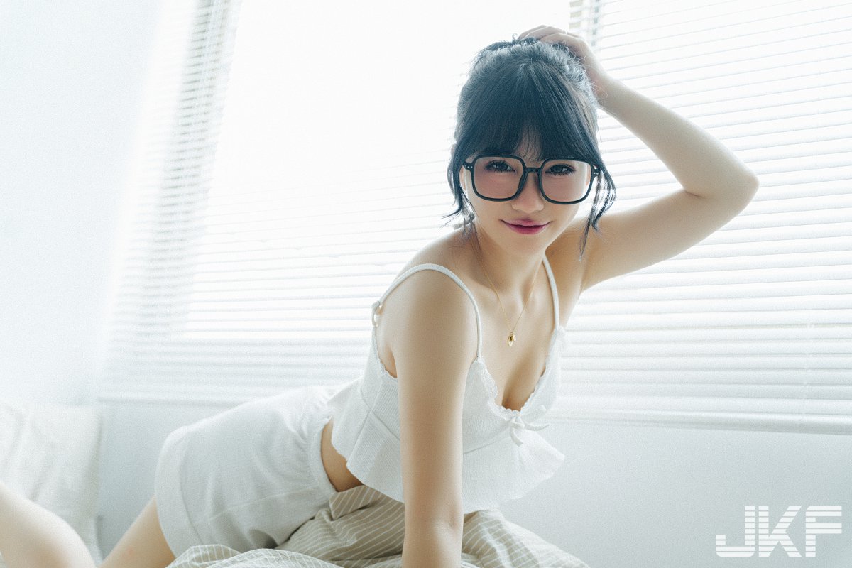 JKF 女郎 「可愛教主」Dory @Dory85271295 快迎來週末了！別再說不想起床，就讓「可愛教主」Dory 化身最萌的小鬧鐘，讓你一看到她的笑容就捨不得賴床！ JKF @jkftaipei