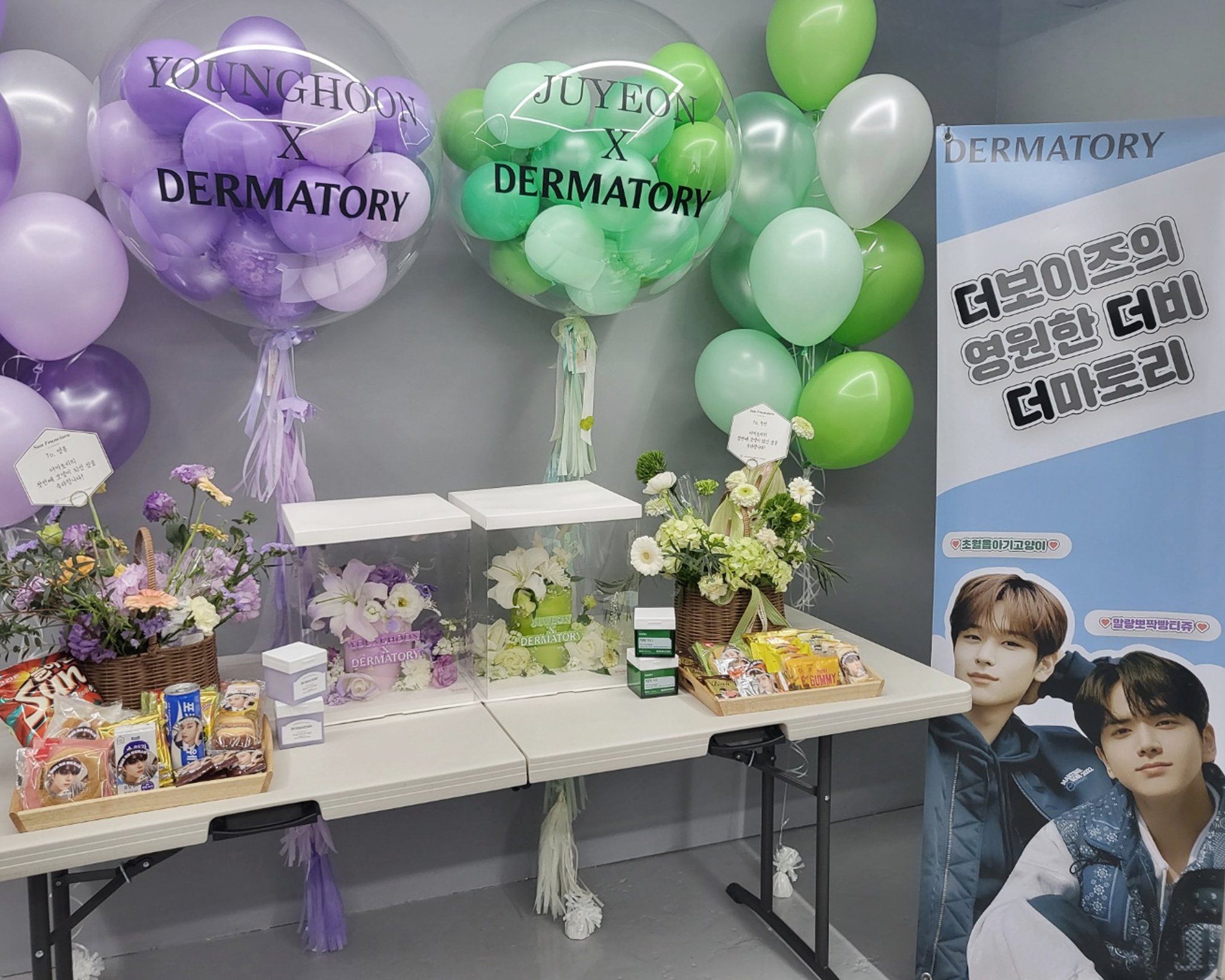 더마토리 on Twitter: "#더보이즈 의 영원한 #더비 #더마토리 💜💚 화보 촬영장 살짜쿵 엿보기📸 #더씨가문 의 마음을 담아 예쁜 배너부터 든든한 간식까지 가득가득 ...