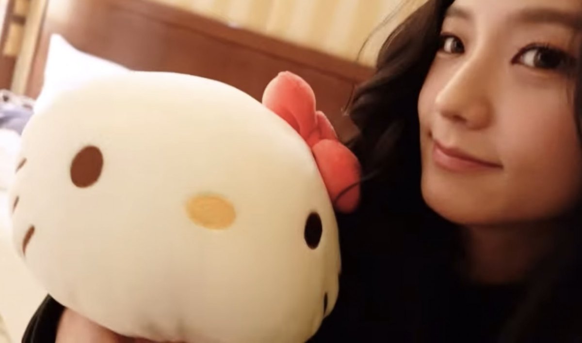 blackpink loops on Twitter: "her love for hello kitty is insane😭"