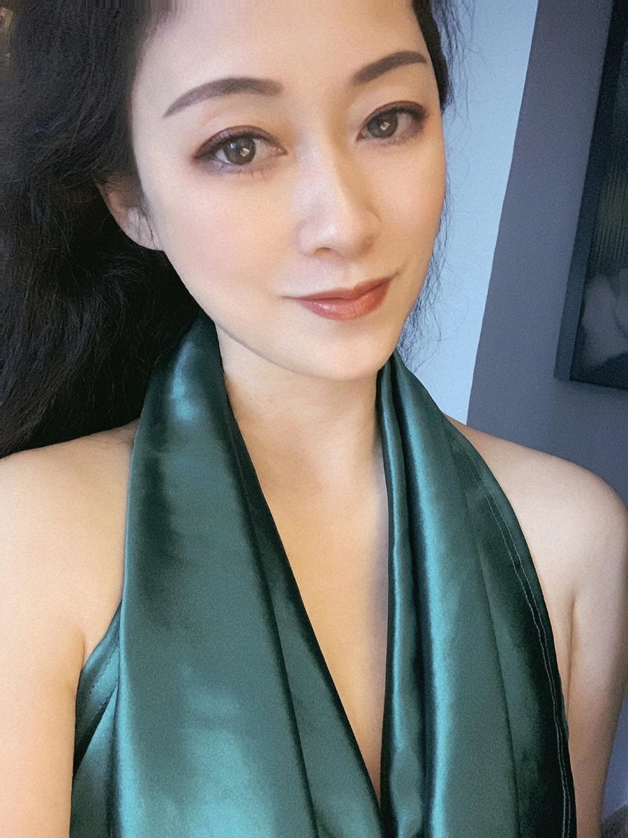 背后花园 On Twitter 我跪下让她对着我尿,我一脸都是她的尿 舔她屁眼