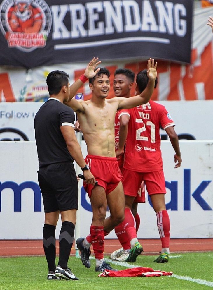 MRVVIP on Twitter: "Pesepakbola Aji Kusuma spotted shirtless on field. #sportwatch"