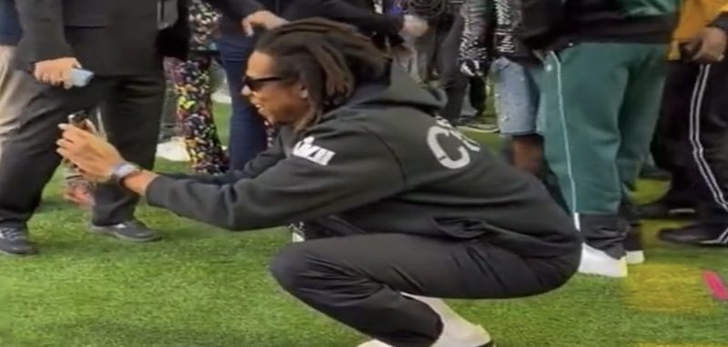SMASH BLOCK T.V. on Twitter: "Jay Z takes photos for Blue Ivy at Super Bowl https://smash-block ...