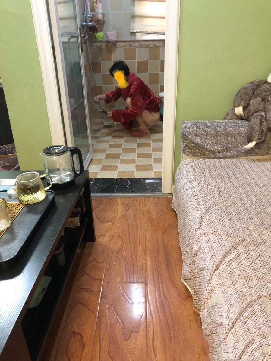 恋母的小胖子 On Twitter 老娘这次比在老房子放开不少,晚上睡觉都要抓着我的小弟才能入睡,看来没有熟人就没啥顾忌了,就是我租的房子不隔音, 我俩每次都要控制音量才行。 这几天我是
