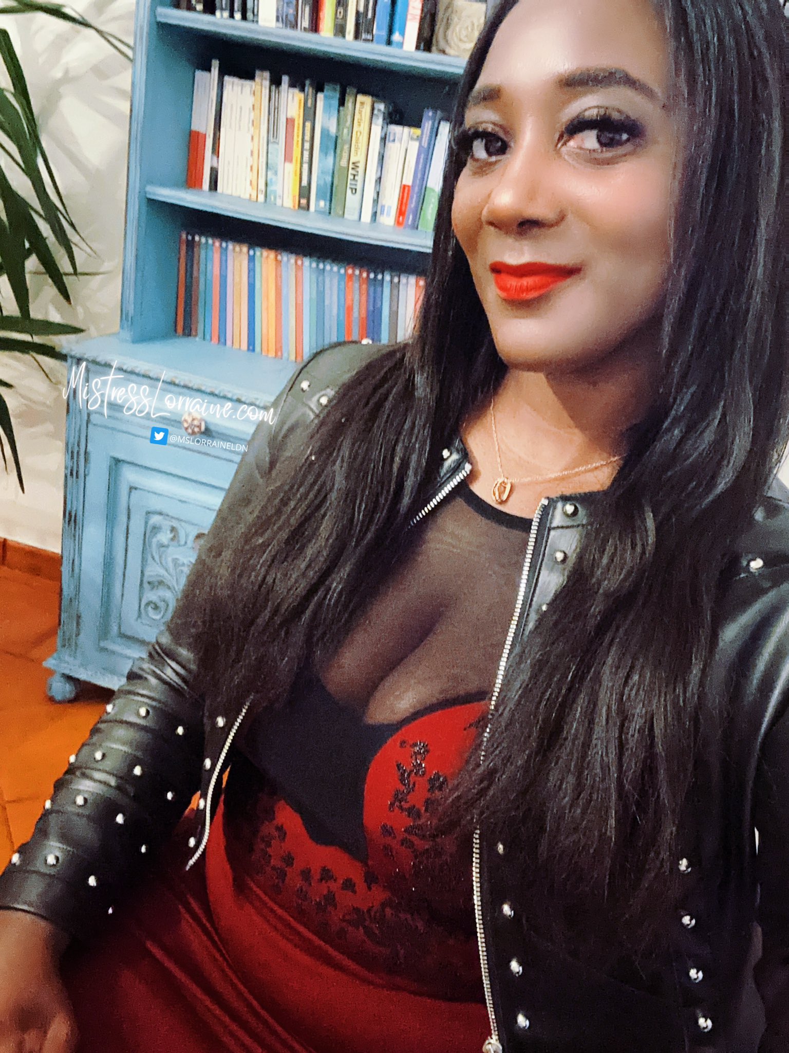 Queen Lorraine on Twitter: "Little smile or big smile? https://t.co/3JtvUns7ZY" / Twitter