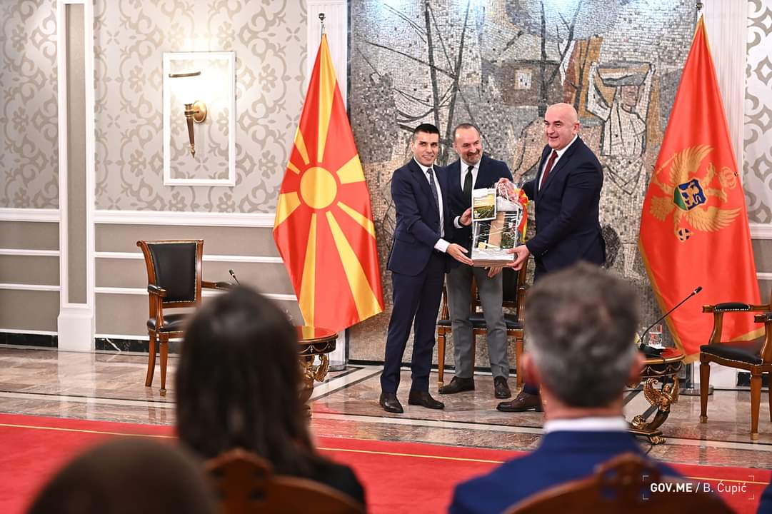 Снежна Кралица On Twitter Rt Lj Nikolovski 🇲🇰🇲🇪Горд сум на мојата земја но истовремено и