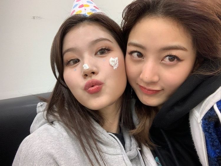 Twiceu Jjang 🌙 on Twitter: "RT @SANASTOZAKl: #SANA w/ #TWICE members: #JIHYO edition 💘"