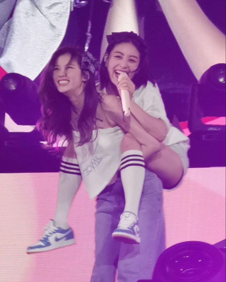 Twiceu Jjang 🌙 on Twitter: "RT @SANASTOZAKl: #SANA w/ #TWICE members: #JIHYO edition 💘"