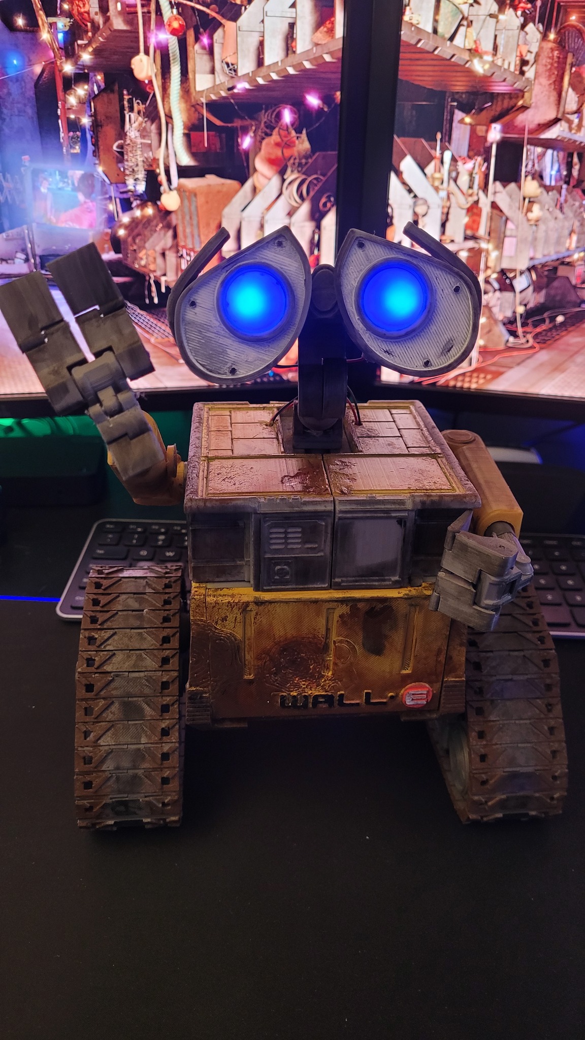 Gambody on Twitter: "Chris Canada recreated the incredibly articulate WALL-E model with the help ...