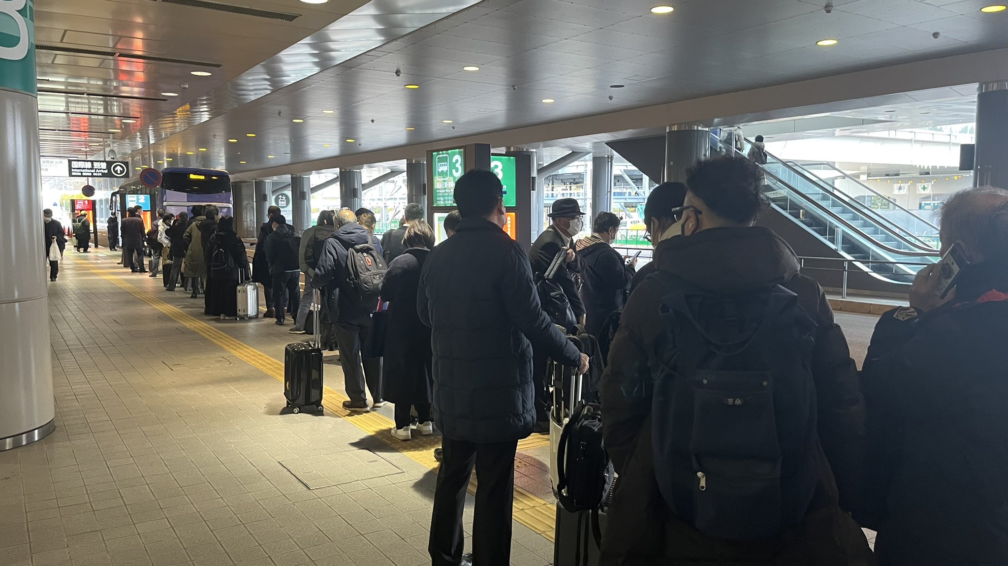 旅するコンサルタント@たびこん On Twitter 広島空港リムジンバス、長蛇の列!! 今回は広電バス担当便♪ 広電バスさんに当たるのは