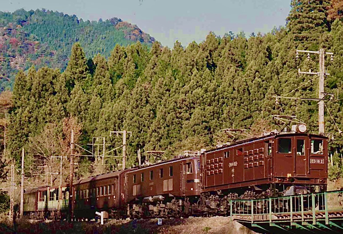 とっしーしゃん on Twitter: "#バレンタインなのでチョコレート色の車両を貼る ED18 2号機+EF58 122号機重連のトロッコファミリー号です。"