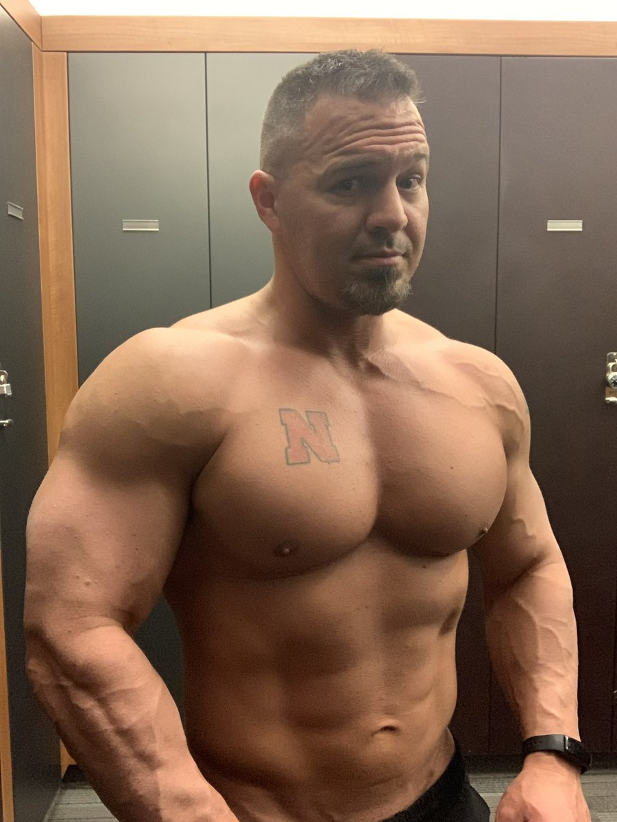 dredlifter on Twitter: "Enjoying Vday with my pecs and veins 💘🥰"