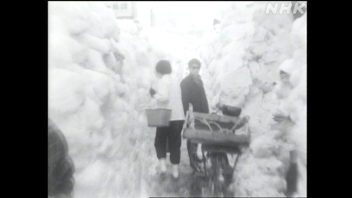 NHKとやま on Twitter: "【昭和38年・身長を超える雪】 富山放送局のアーカイブスを公開🎥 昭和38年1月に起こった「38豪雪」。雪道を通る車が弾み、人の身長を超すほどの雪が ...