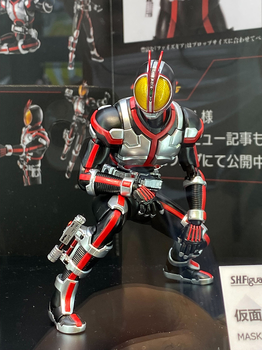 HOBBY Watch on Twitter: "【SHF15】エクシードチャージ！ 「S.H.Figuarts（真骨彫製法） 仮面ライダーファイズ」が出展 https://t.co ...