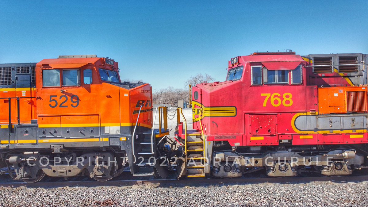 Southwest Railroad Photography on Twitter: "Dash 8 (B40-8W) vs Dash 9 (C44-9W) at Albuquerque."