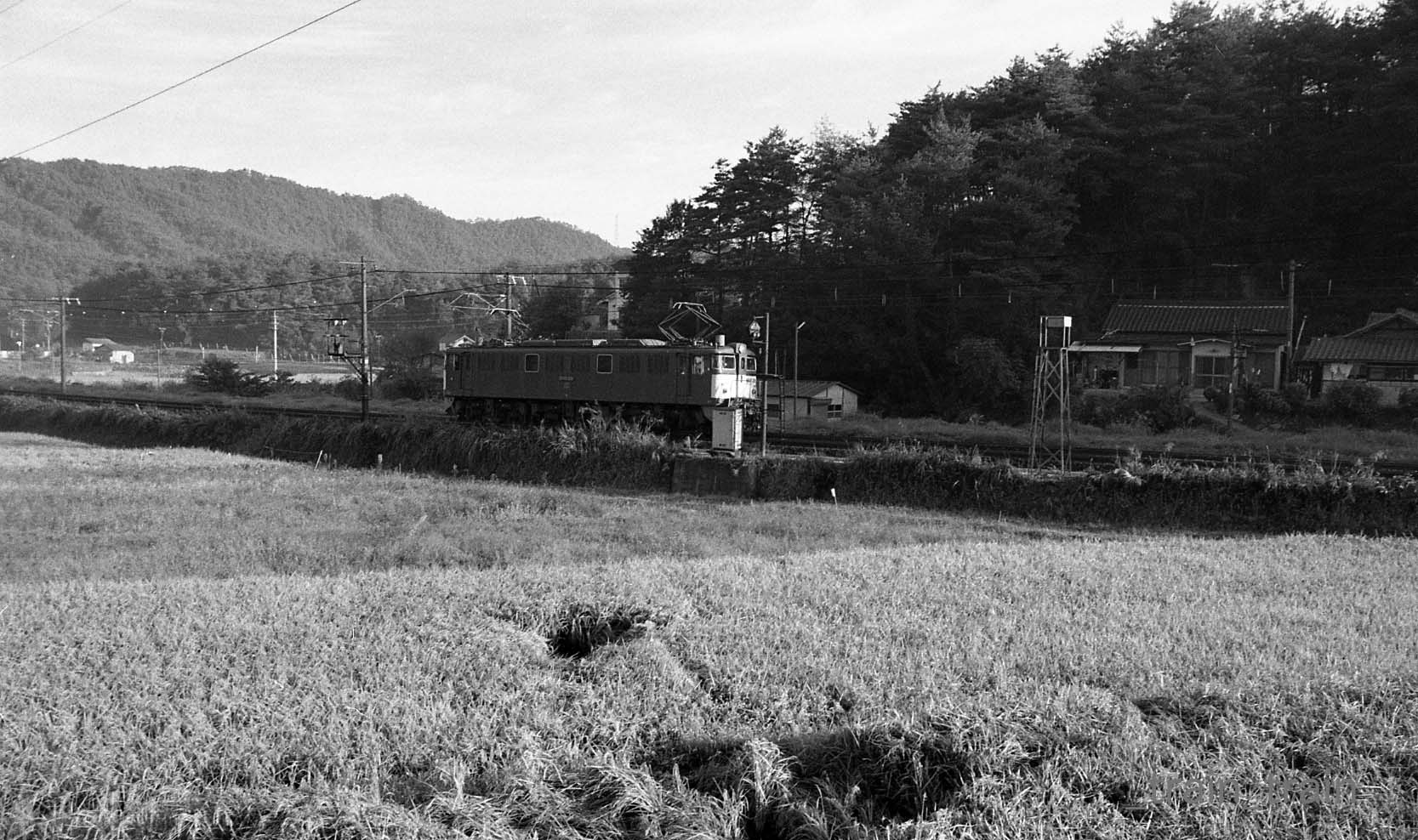 _train_train on Twitter: "【蔵出し】#国鉄 #EF61 #200番台（2）は瀬野八の補機用としてEF60を改造して作られたそうですが，なぜか形式はEF61です ...