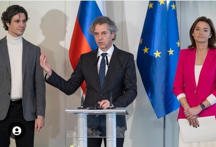 Mojca Škrinjar on Twitter: "Pomagajte mi: a sem jaz prav slišala na TV, da je bila seja ...