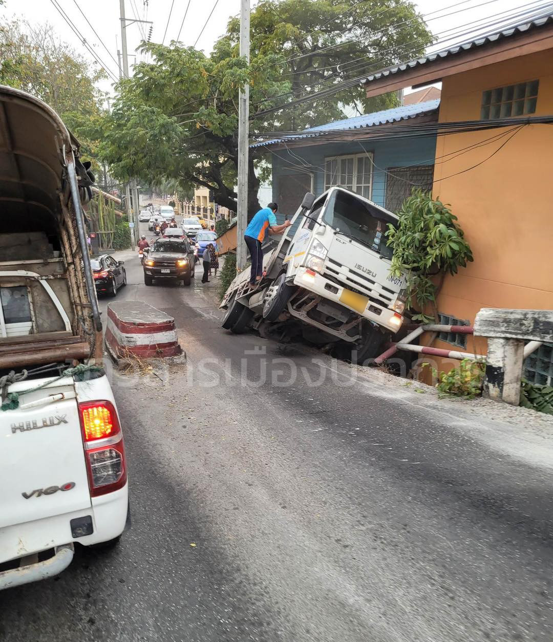 JS100 on Twitter: "07:57 #อุบัติเหตุ #ซอยบุญธรรมอนุสรณ์ ที่บริเวณสะพานข้ามคลองสำโรง รถบรรทุก ...