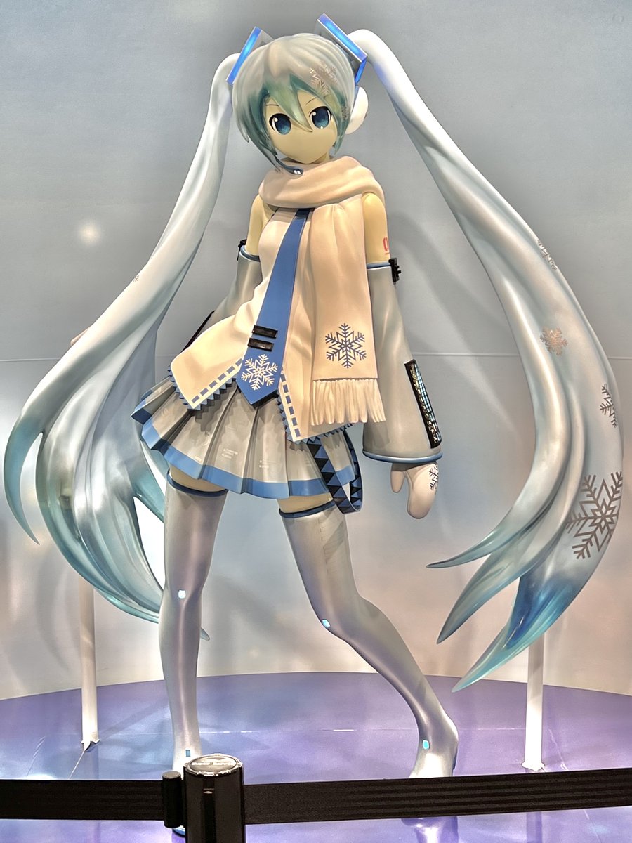 初音ミク ,雪ミク 「等身大雪ミクさん! 」|bbbbitのイラスト
