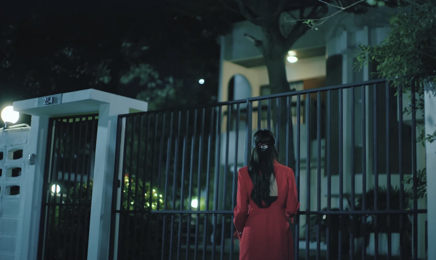 Yeebs on Twitter: "khun sam outside mon’s house while she’s breaking down inside and mon outside ...