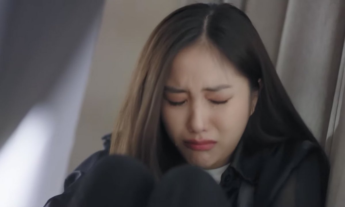 Kate on Twitter: "RT @yanweigay: khun sam outside mon’s house while she’s breaking down inside ...