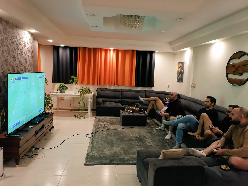 The Joke On Twitter چون زنها کنسول رو میکنن تو کون شوهراشون از اون جهت میگه