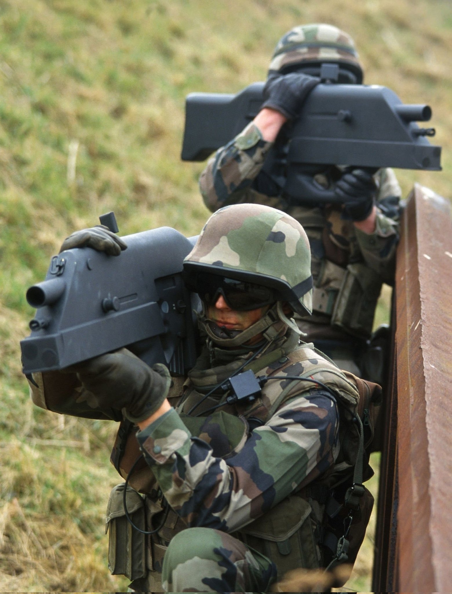 ᴅᴇᴡ on Twitter: "French Army with experimental PAPOP gun, late 1990s https://t.co/c7ikVzCvQ1 ...