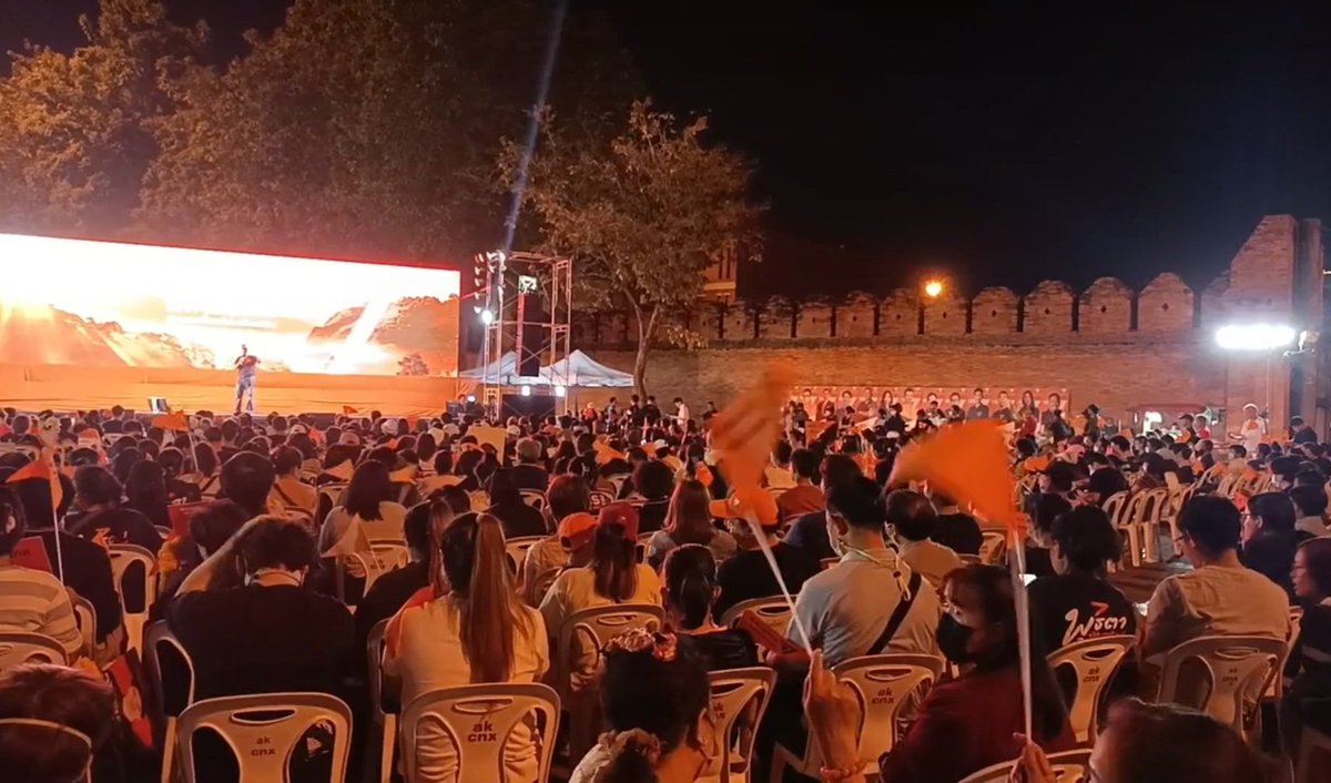 somkiat meetham on Twitter: "ประตูท่าแพ เชียงใหม่แตก เวทีปราศรัยเปิดตัวว่าที่ฯเชียงใหม่ ลำพูน ...