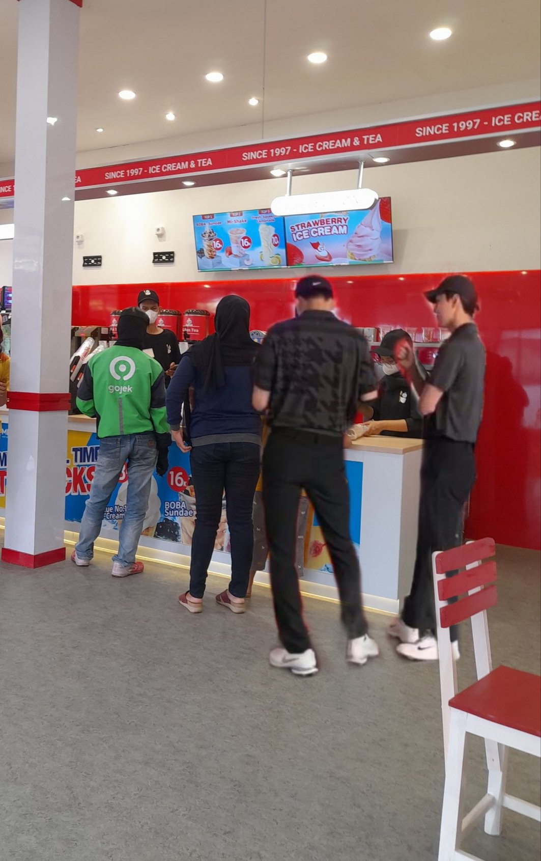 DEKA on Twitter: "Sultan dan Chakra lagi antre beli mixue https://t.co/tFxjIxoiOo" / Twitter