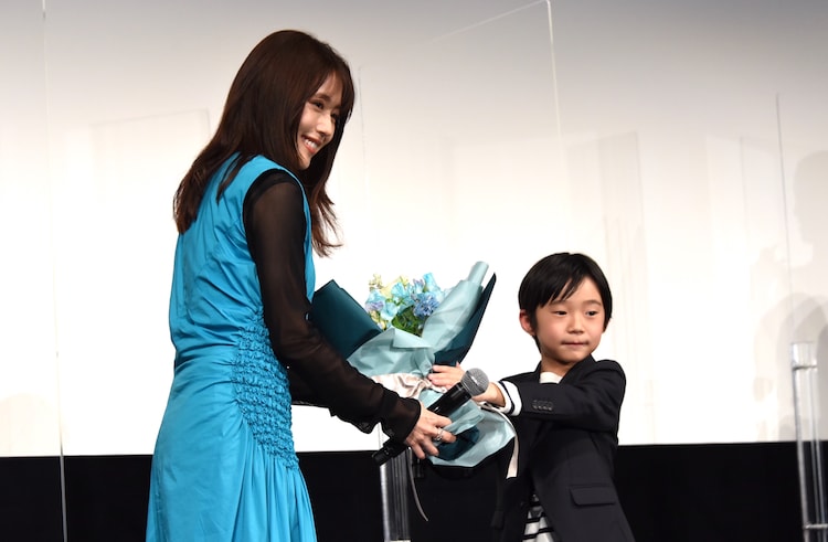 豊嶋花&staff official on Twitter: "RT @eiga_natalie: 【イベントレポート】有村架純「ちひろさん」の沼にハマる、30代は「孤独を愛せる女性に」（写真 ...