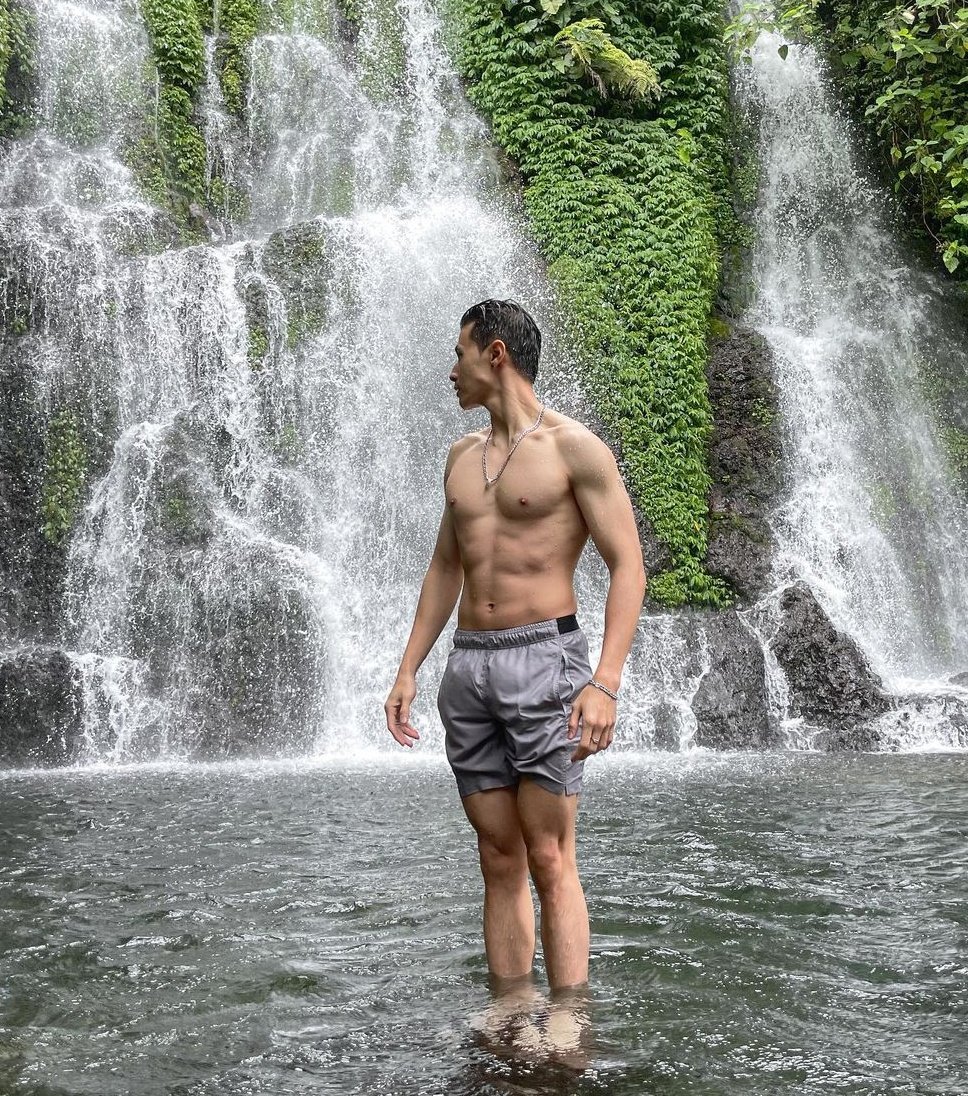 MRVVIP on Twitter: "Emeraldy Rafael shirtless on waterfall trip. #selebwatch https://t.co ...