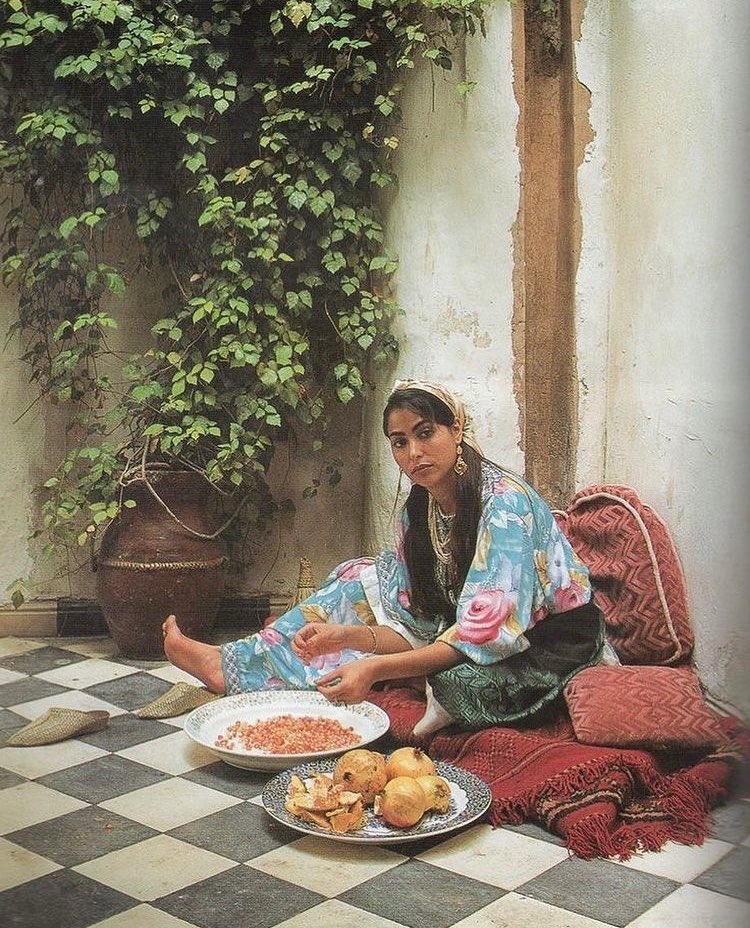 beautiful Arab on Twitter: "A Moroccan woman peeling a pomegranate https://t.co/5mSZvTAk8w ...