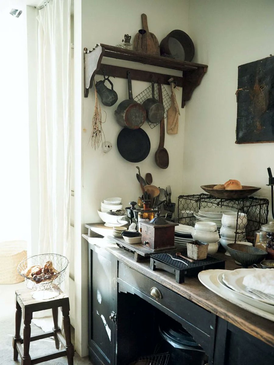 GINZA on Twitter: "【まるでパリ！フレンチシックな余白を楽しむ】パリのアパートメントにインスパイアされた山下さんの自宅https://buff.ly/30C5uHU"