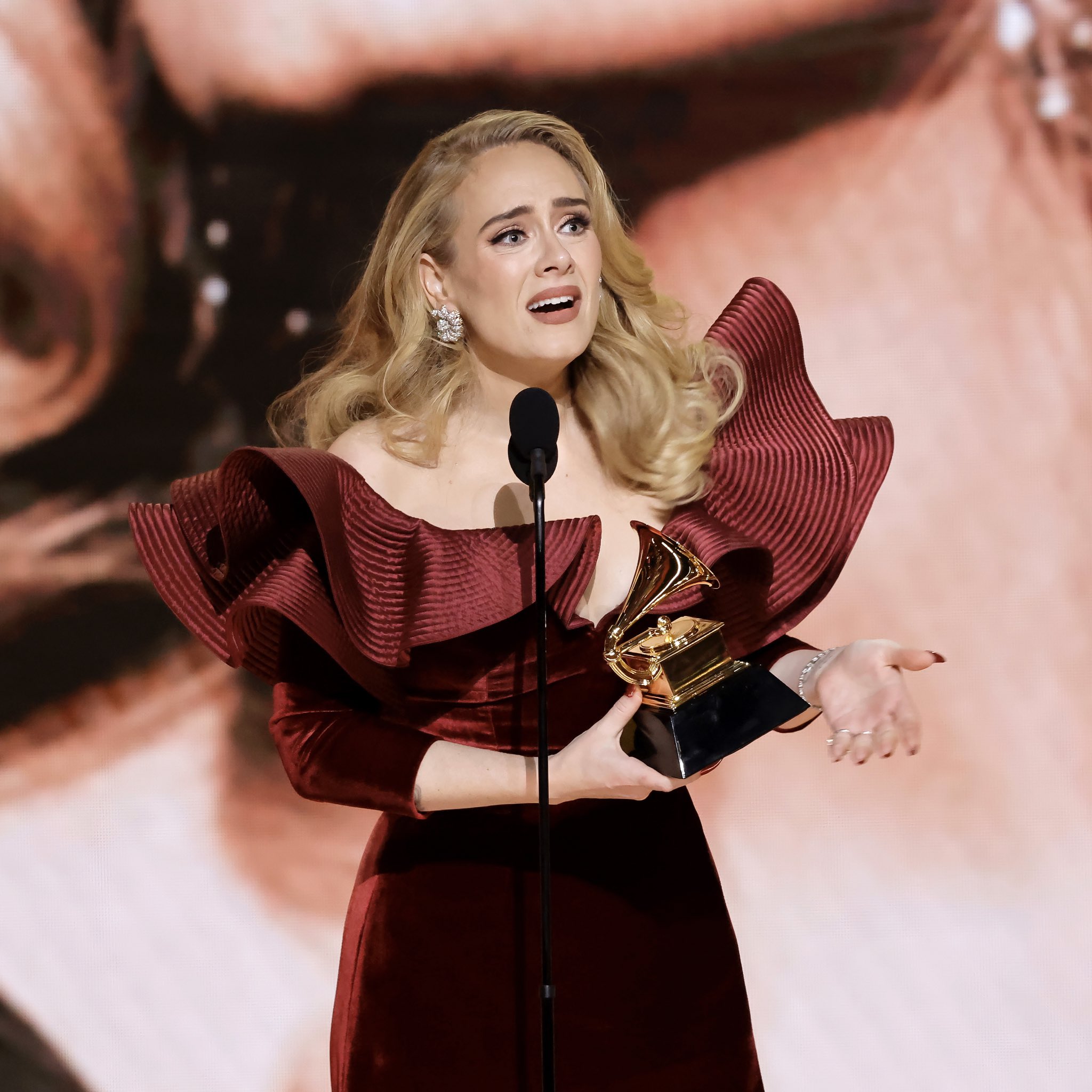 CHOQUEI on Twitter: "🚨RAINHA: Adele com seu troféu de “Best Pop Solo Perfomance”. #GRAMMYs https ...