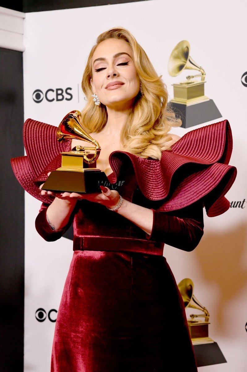 Info Adele on Twitter: "Adele Adkins posando com seu prêmio #GRAMMYs