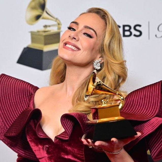 Info Adele on Twitter: "Adele Adkins posando com seu prêmio #GRAMMYs