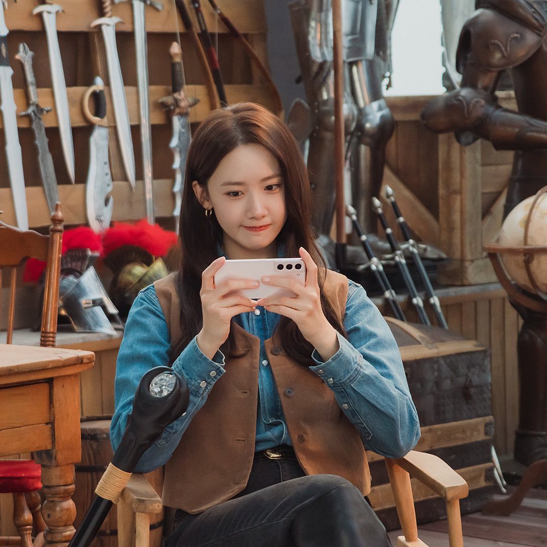 พส on Twitter: "RT @mystarmyangel: [230206-LIMYOONA__OFFICIAL #2 to #4] _ 라그나로크X 광고 촬영 비하인드컷📸 ...