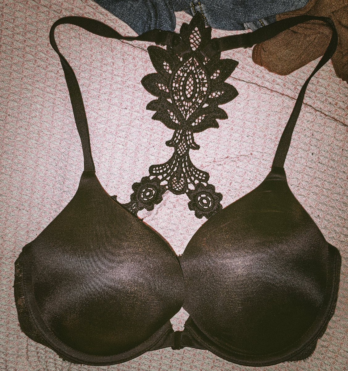 tttssmm on Twitter: "在帮朋友搬家的时候，最让人性奋的发现：一件打包漏了的胸罩，维多利亚系列，还带美背效果75C的尺寸，趁着她走开了，赶紧拍照留念。到家马上幻想她穿这奶罩的 ...