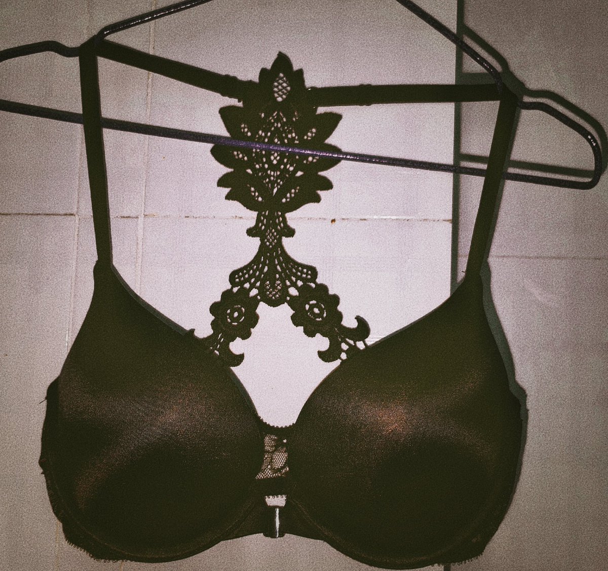 tttssmm on Twitter: "在帮朋友搬家的时候，最让人性奋的发现：一件打包漏了的胸罩，维多利亚系列，还带美背效果75C的尺寸，趁着她走开了，赶紧拍照留念。到家马上幻想她穿这奶罩的 ...