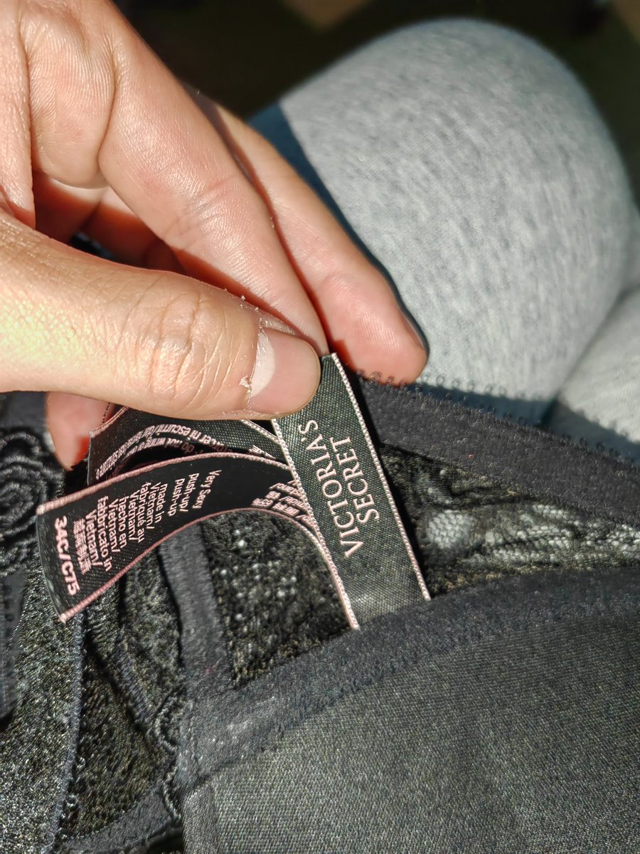 tttssmm on Twitter: "在帮朋友搬家的时候，最让人性奋的发现：一件打包漏了的胸罩，维多利亚系列，还带美背效果75C的尺寸，趁着她走开了，赶紧拍照留念。到家马上幻想她穿这奶罩的 ...