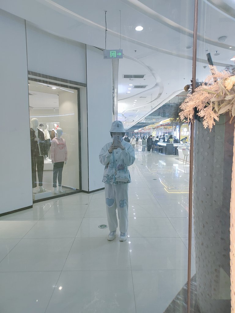 神楽坂 喵子🍥🏳️⚧️(参宿四祝祈众) On Twitter 来点今日份穿搭 (好像只要不穿裙子,我妈可以接受这种程度的 小辫子&&卡子?)