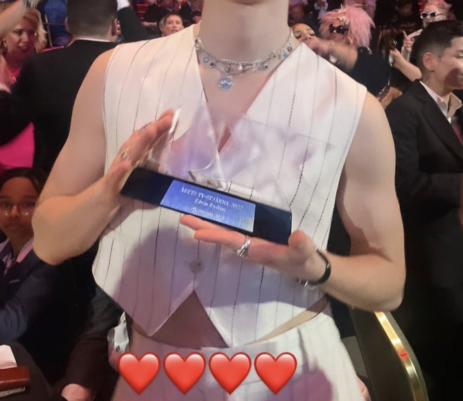 amanda on Twitter: "tired of men and their slutty little waists."