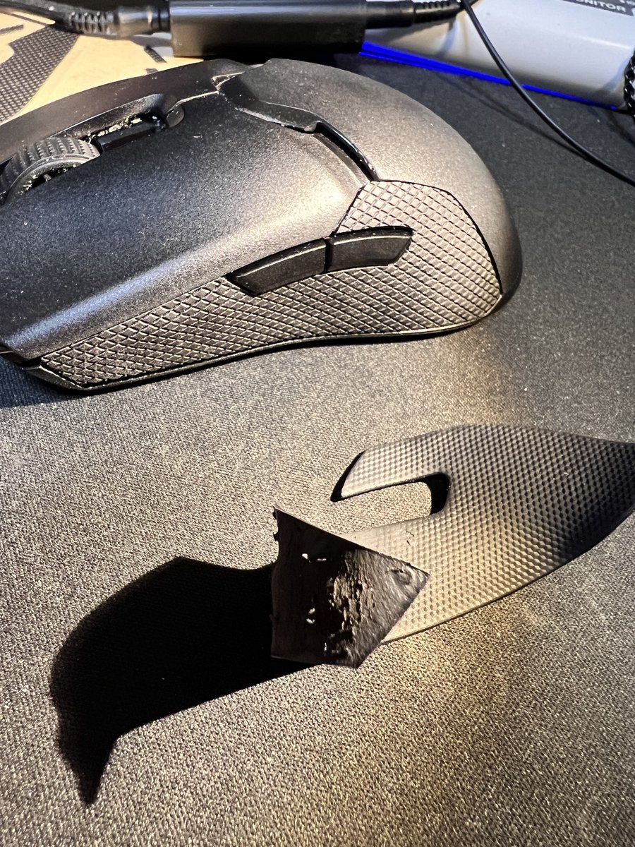 「以前Skebで描いて戴いたイラストのアクリルパネル。ほんとに仕上がりが良くてまた使いたいなーって思った 」bbbbitの漫画