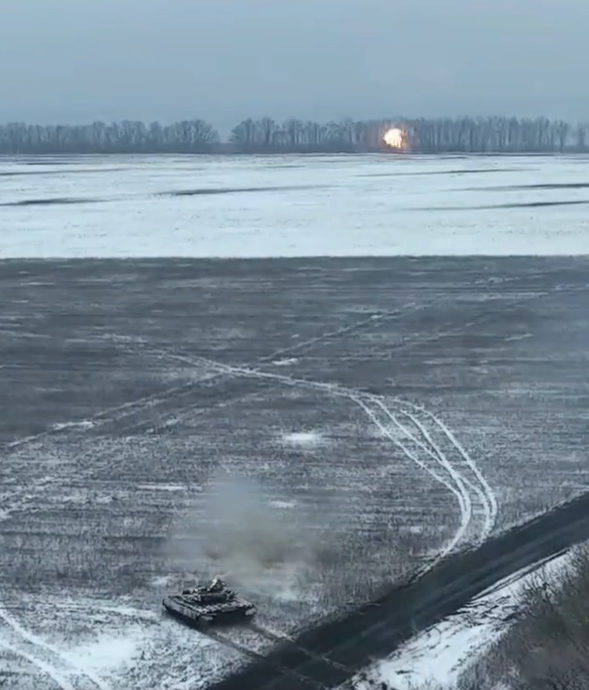 JSF on Twitter: "ウクライナ陸軍第30独立機械化旅団のT-80UK戦車（ロシア軍からの鹵獲車両を再整備し戦力化した）の戦闘の様子。 https://t.co ...