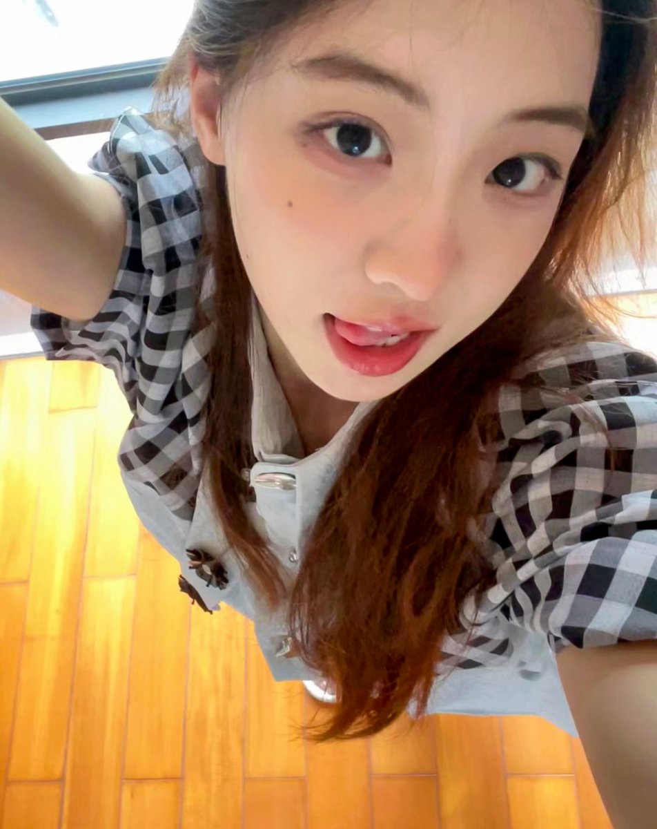 wuyu on Twitter: "这个就叫做金主爸爸视角，咋感觉这骚货不带眼镜比戴了还要榨呢？你看，她都把头仰这么高、还那么痴痴地望着你了，你还不快掏出鸡巴对着她母狗婊子脸射啊？ #意淫 ...