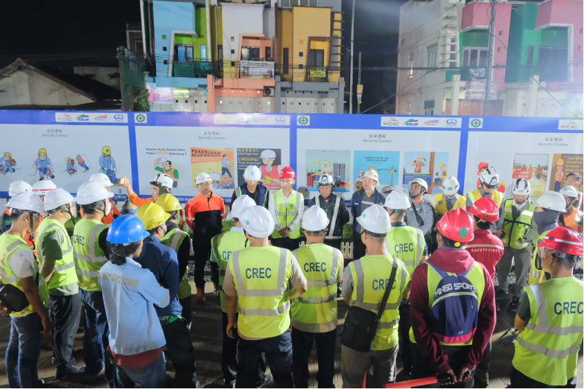 Tano on Twitter: "RT @CRECofficial: The hoisting of the first truss of the Padaralang Station of ...